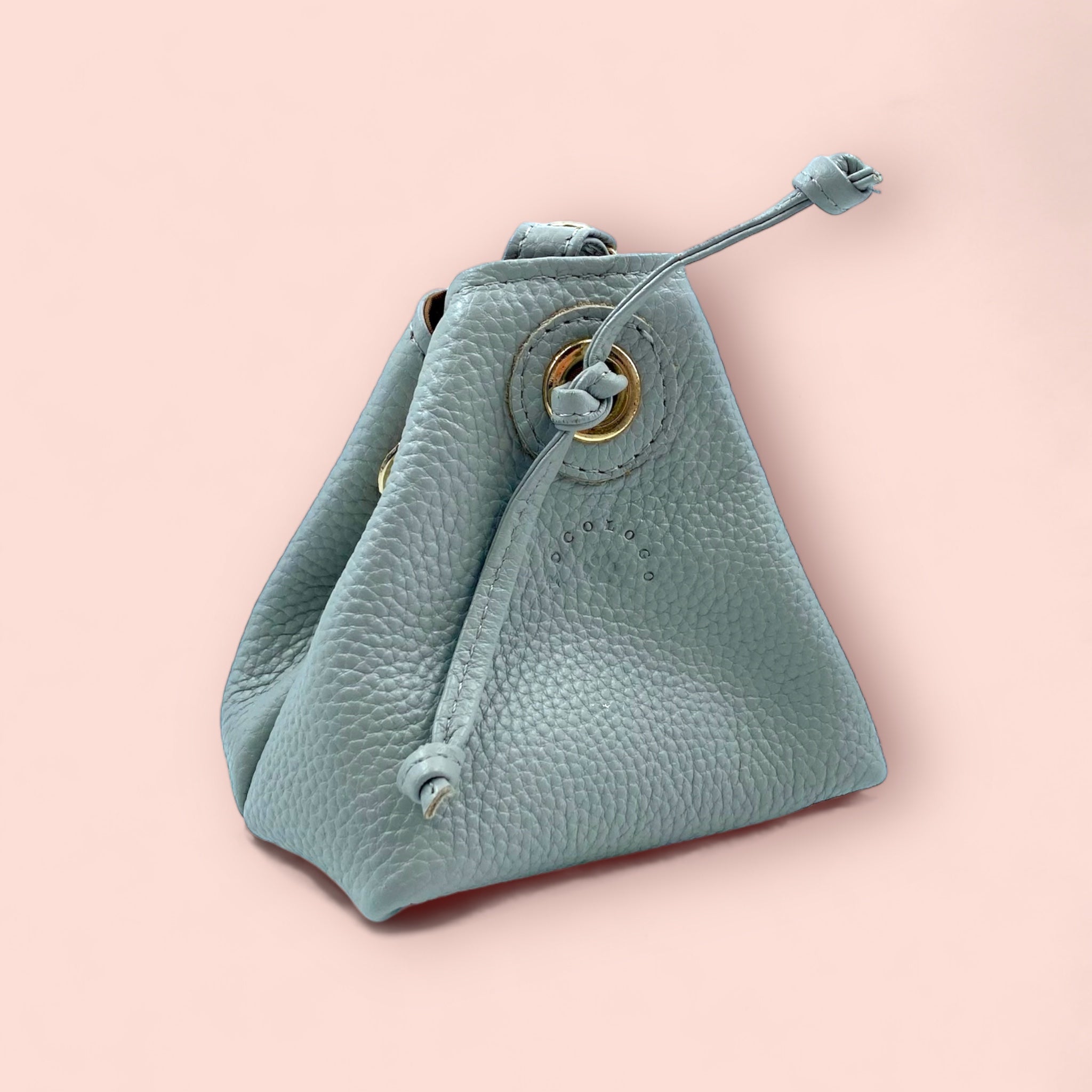 Grey snack pose – Pocologo Copenhagen